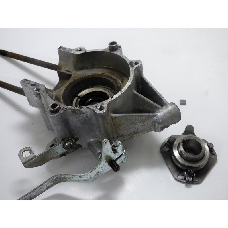 CARTER MOTEUR (coté regulateur) MOTEUR ISEKI KT 350 2 TEMPS (2)