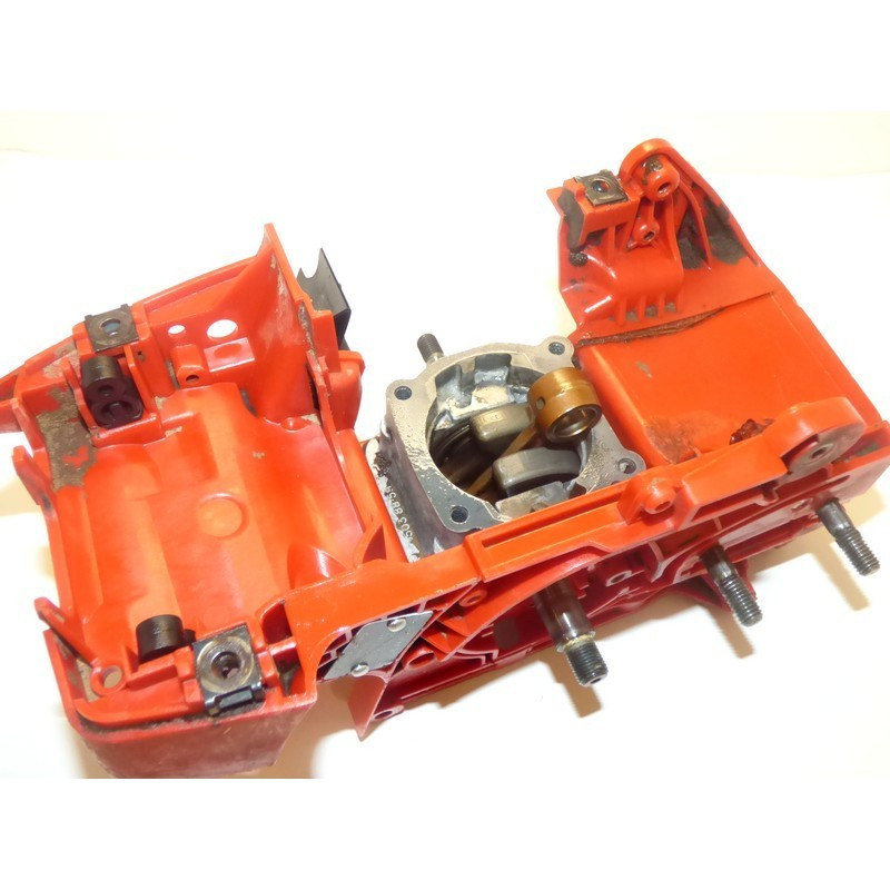 SUPPORT MOTEUR + RESERVOIR HUILE JONSERED 2150 (1)